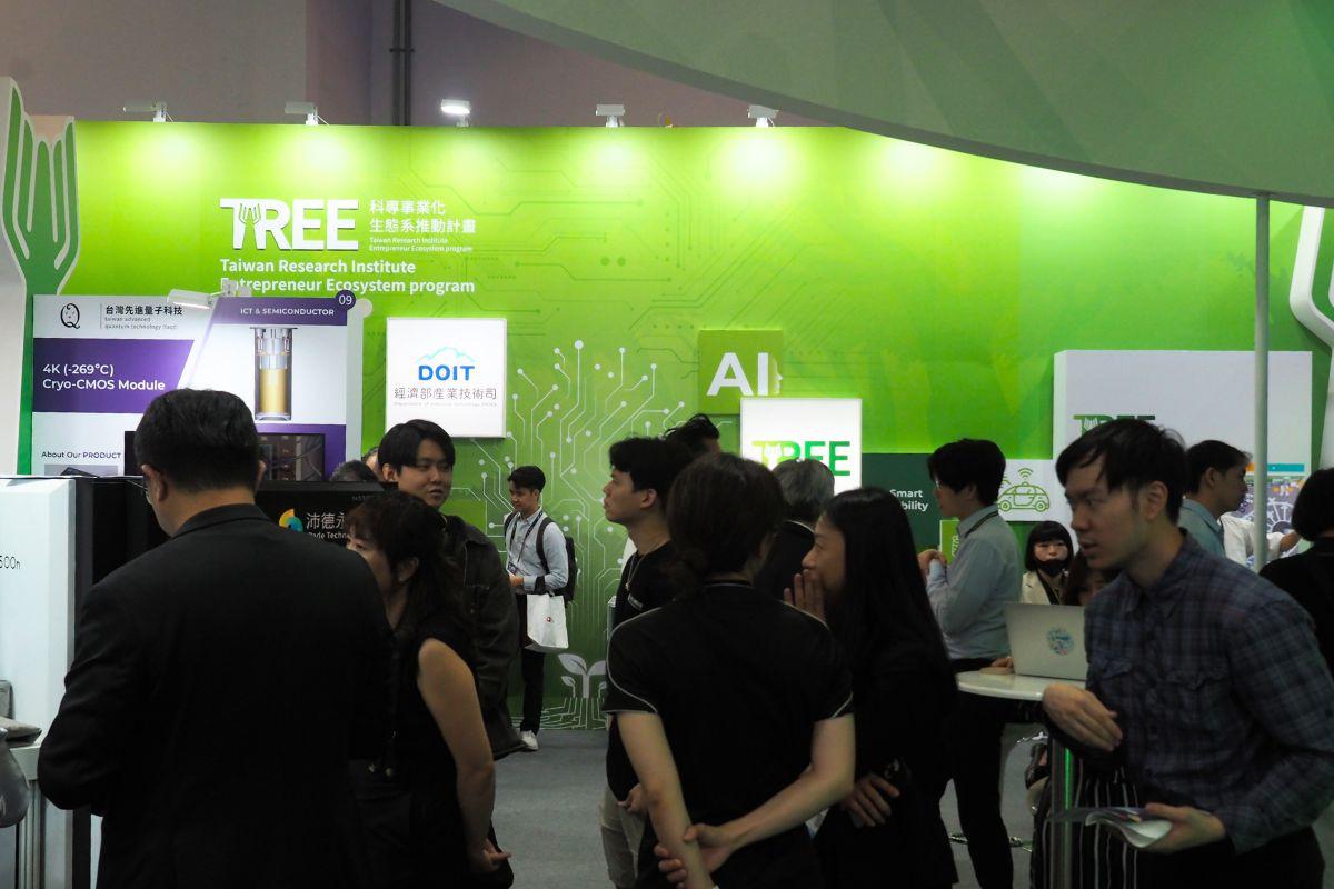 【展場設計】 InnoVEX 2025 - TREE新創主題館，AI沉浸探索科技光樹｜KingOne Design 王一設計