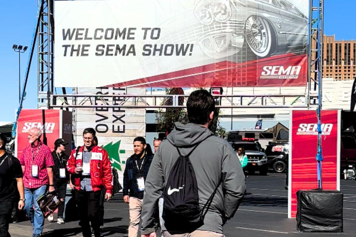 【展场设计】SEMA Show 2024－轮转新未来 : 俐落线条增添速度感，吸睛吊顶突破视界｜KingOne Design 王一设计