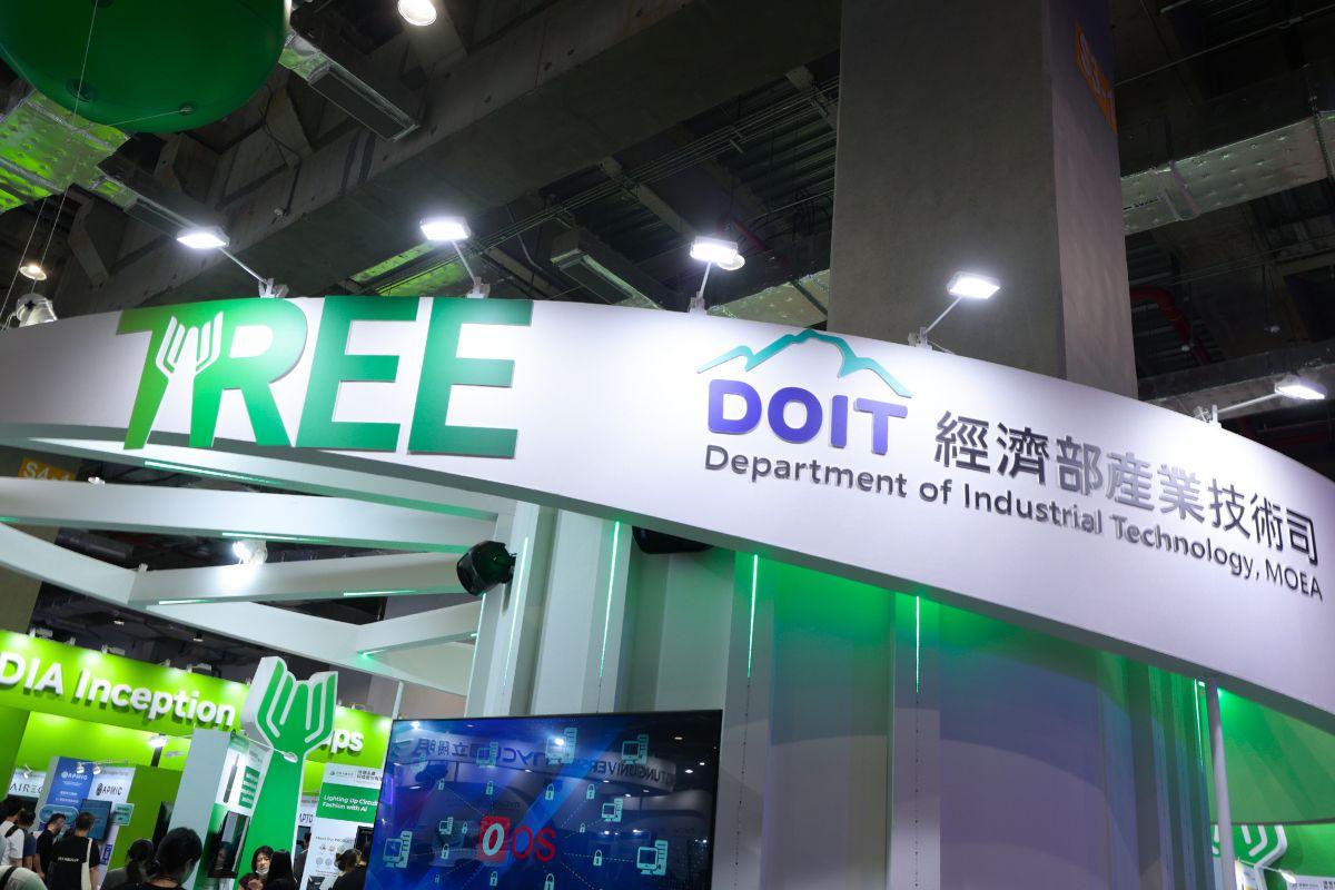 【展場設計】 InnoVEX 2025 - TREE新創主題館，AI沉浸探索科技光樹｜KingOne Design 王一設計