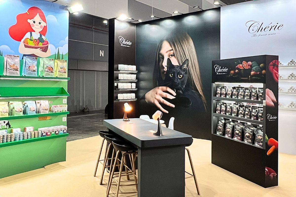 【展场设计】Pet Fair South East Asia 2024－「宠」爱无国界！温馨半岛型展摊亮眼曼谷｜KingOne Design 王一设计