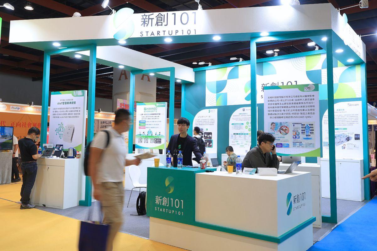 【Exhibition Design】2024 IT Month x EdTech Taiwan – Dual-Sided Booth ...